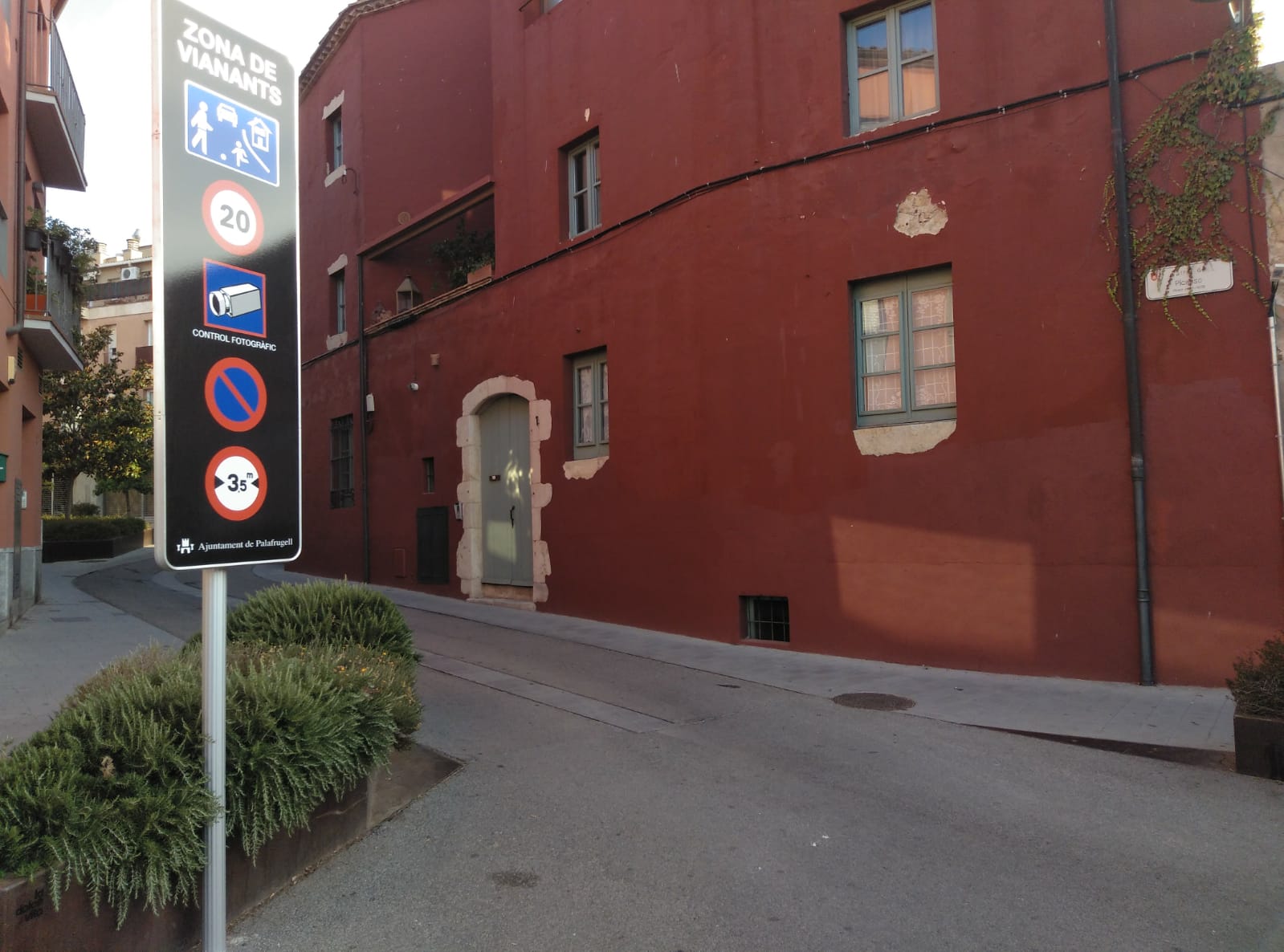 Palafrugell instal·la una càmera de control de pas de vehicles • Ràdio ...