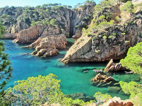 Atacats un grup de caiaquistes amb pedres a la cala Cap de Mort entre ...