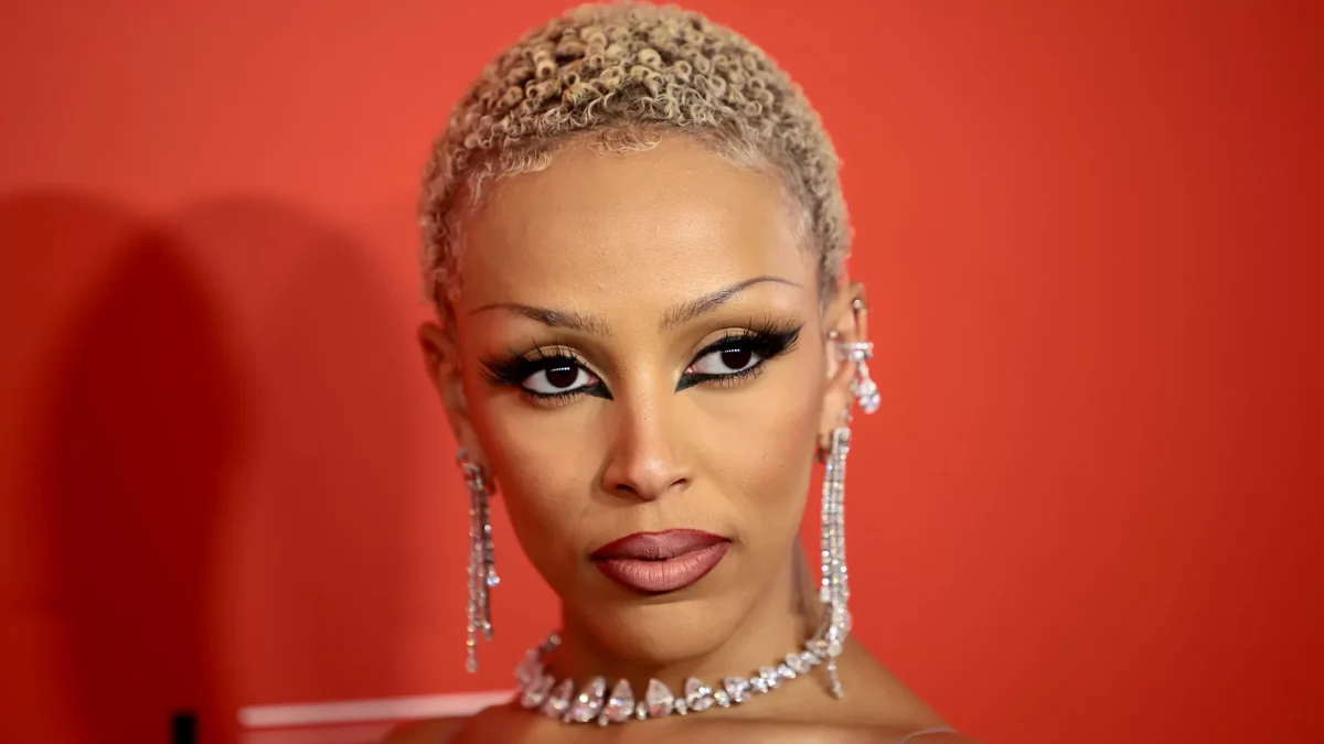 Doja Cat mostra la portada de “Scarlet” que és igual que la d’un altre ...