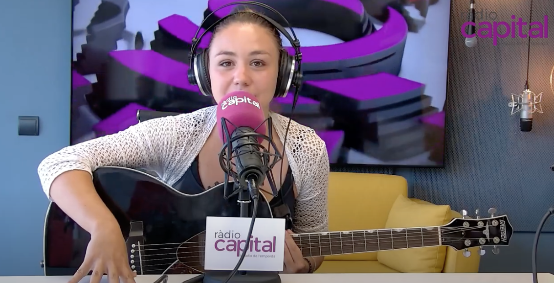 Aitana Gilabert (Eye Tana) canta en directe a l'últim Matí Capital ...